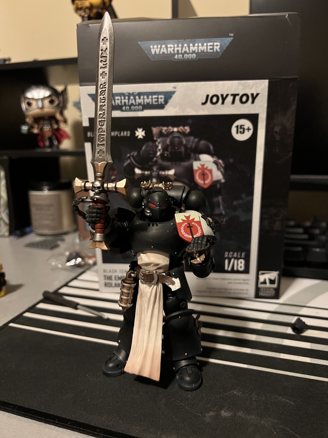 JOYTOY Warhammer 40k 1: 18 Black Templars Marshal Primaris Sword ...