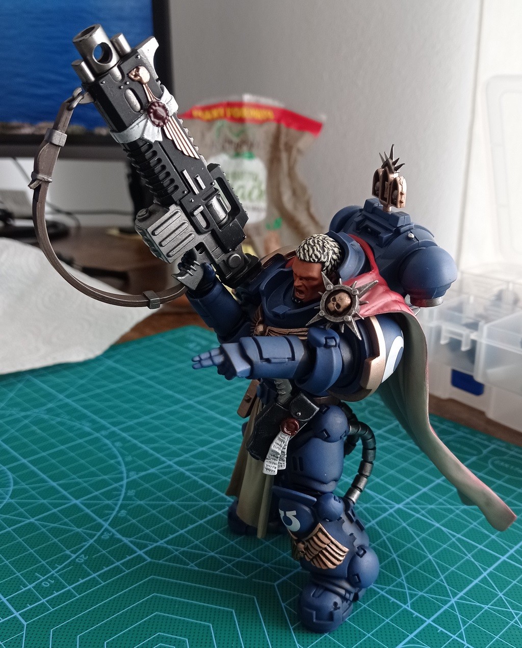 JOYTOY JT3556 Warhammer 40k 1: 18 Ultramarines Captain With Master ...